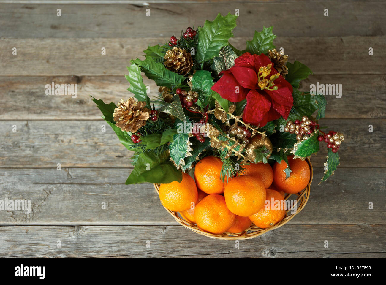 Christmas fruit basket Stock Photo - Alamy