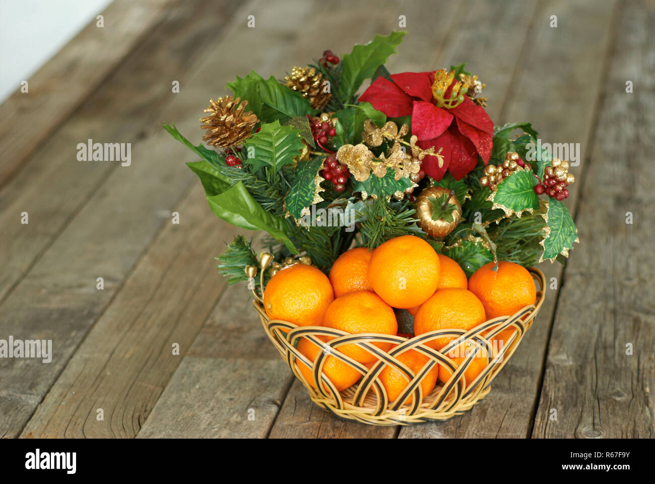 Christmas fruit basket Stock Photo - Alamy