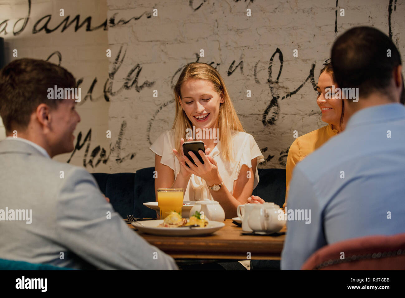 Chat restaurant hi-res stock photography and images - Alamy