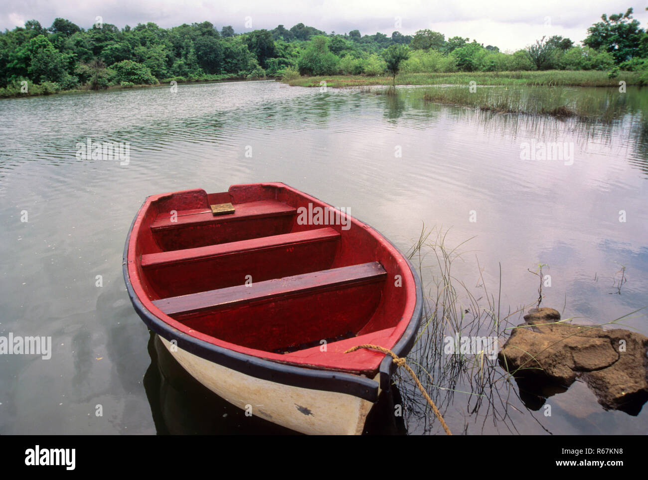 Empty boat hi-res stock photography and images - Alamy