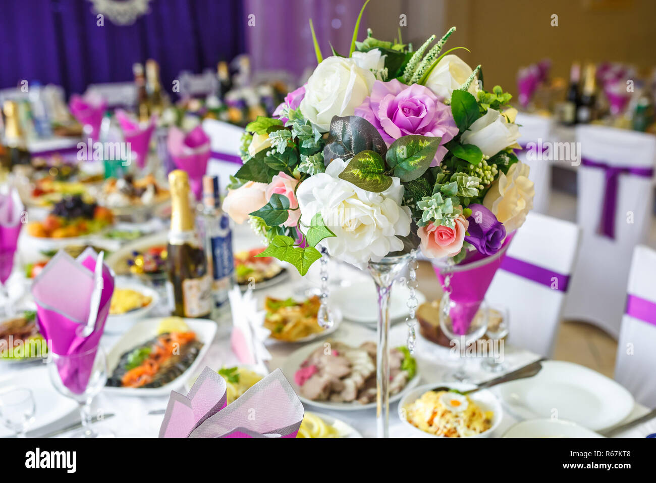 Beautiful flowers on elegant dinner table in wedding day. Decorations ...