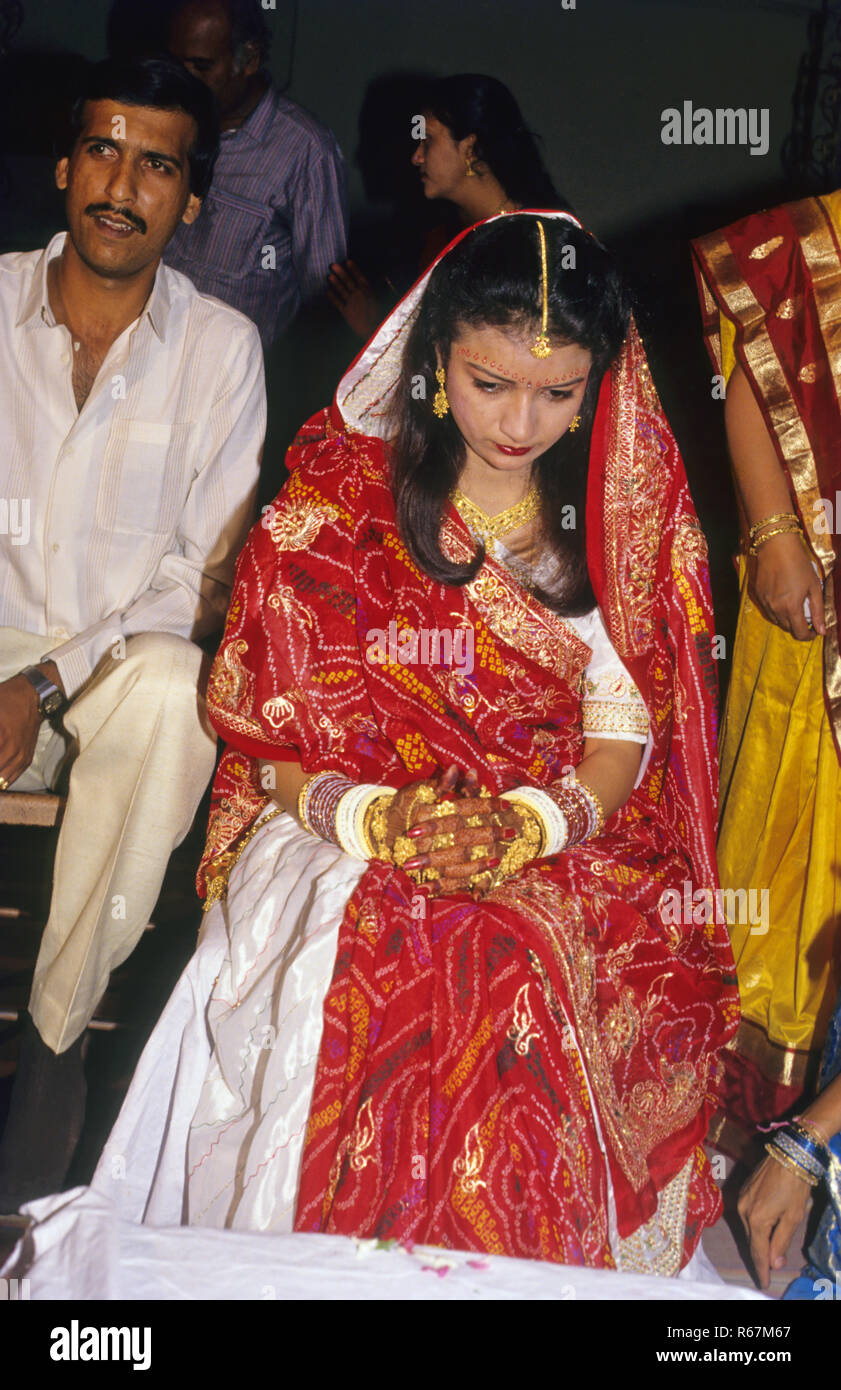 Hindu brides hi-res stock photography and images - Alamy