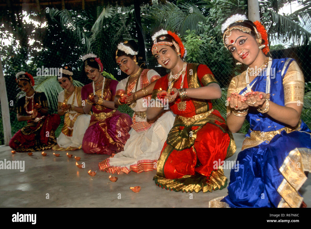 Traditional indian dance diwali festival hi-res stock photography and ...