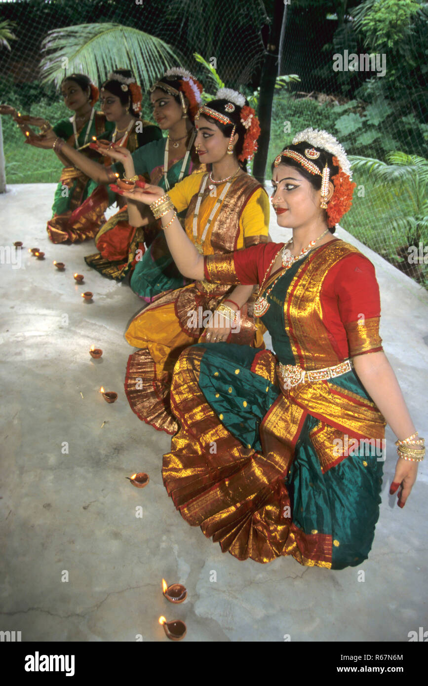 Traditional indian dance diwali festival hi-res stock photography and ...