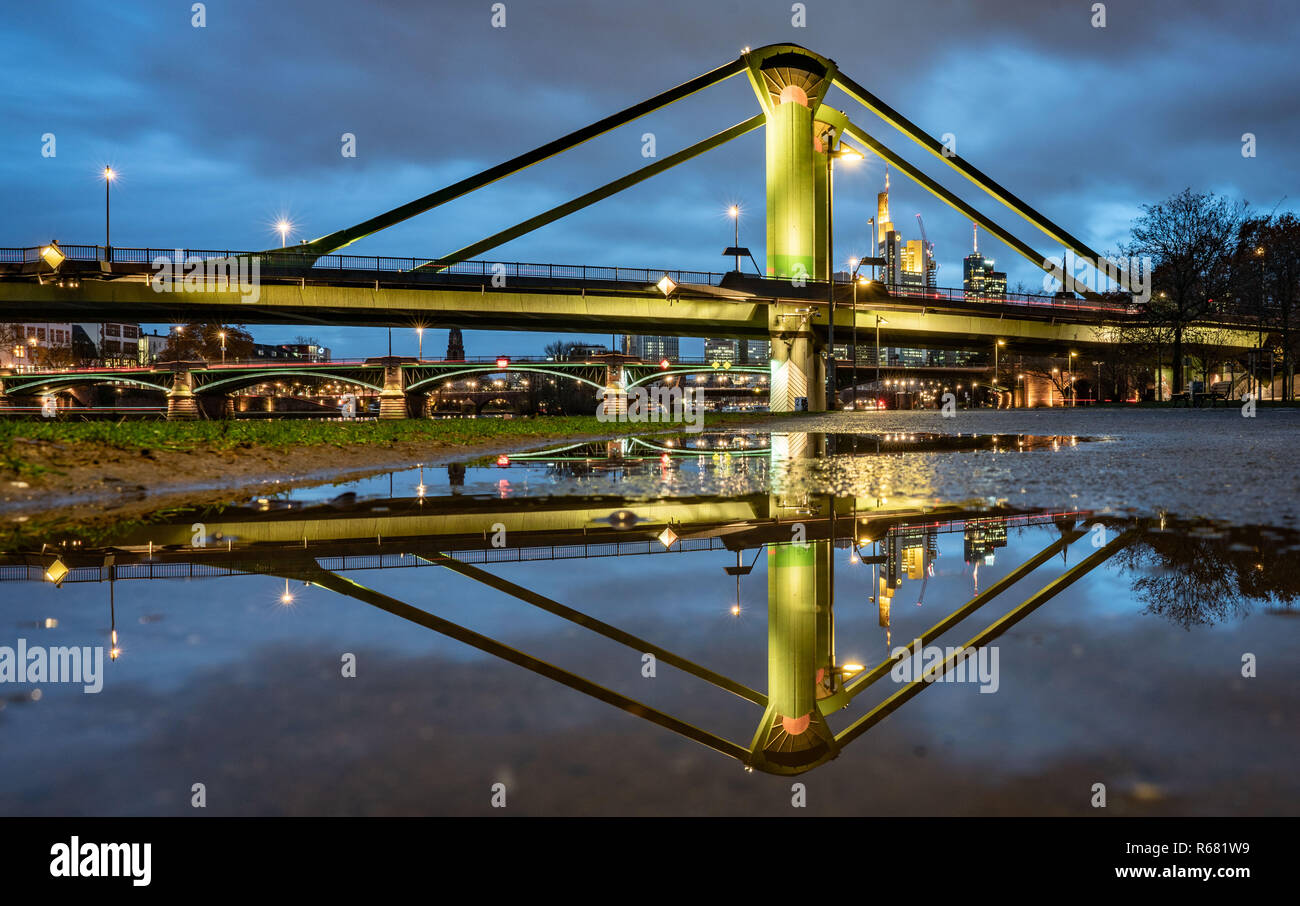 04 December 2018, Hessen, Frankfurt/Main: The illuminated raft bridge ...