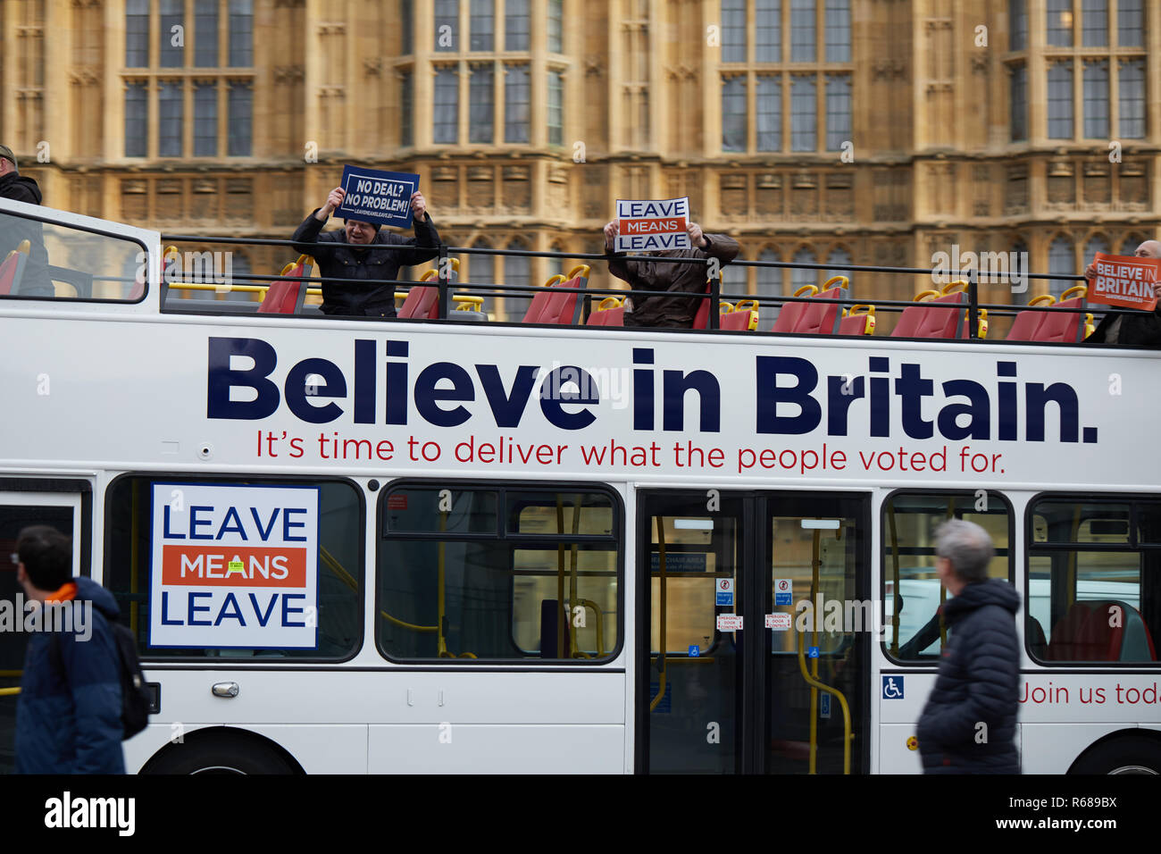 Vote leave bus hi-res stock photography and images - Alamy