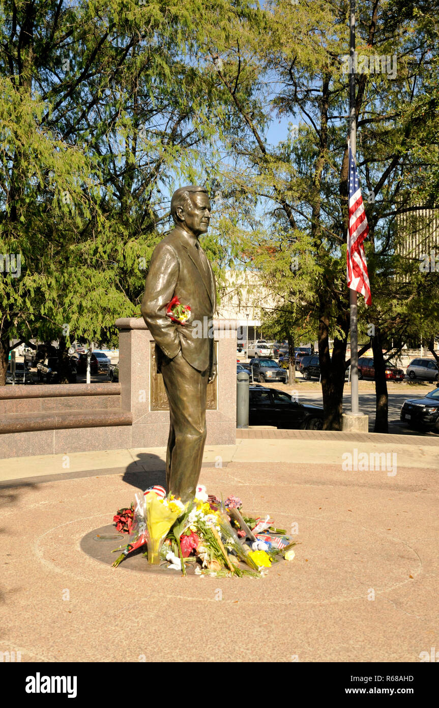 George h w bush statue hi-res stock photography and images - Alamy