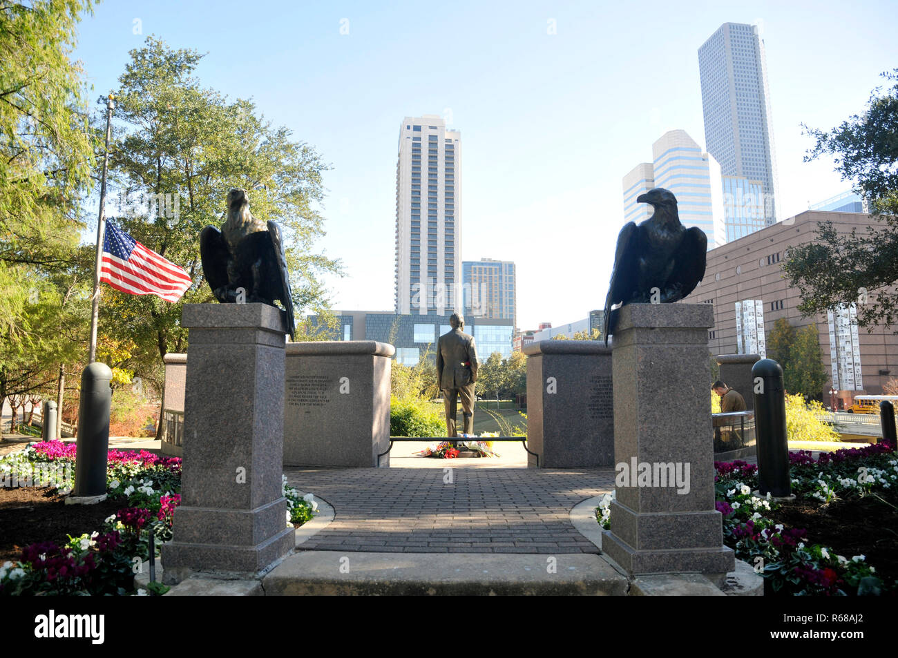 George h w bush statue hi-res stock photography and images - Alamy
