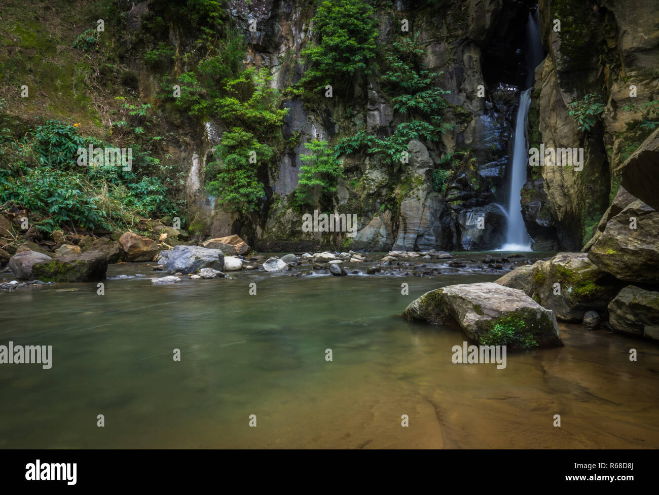 Two tiered waterfall hi-res stock photography and images - Alamy