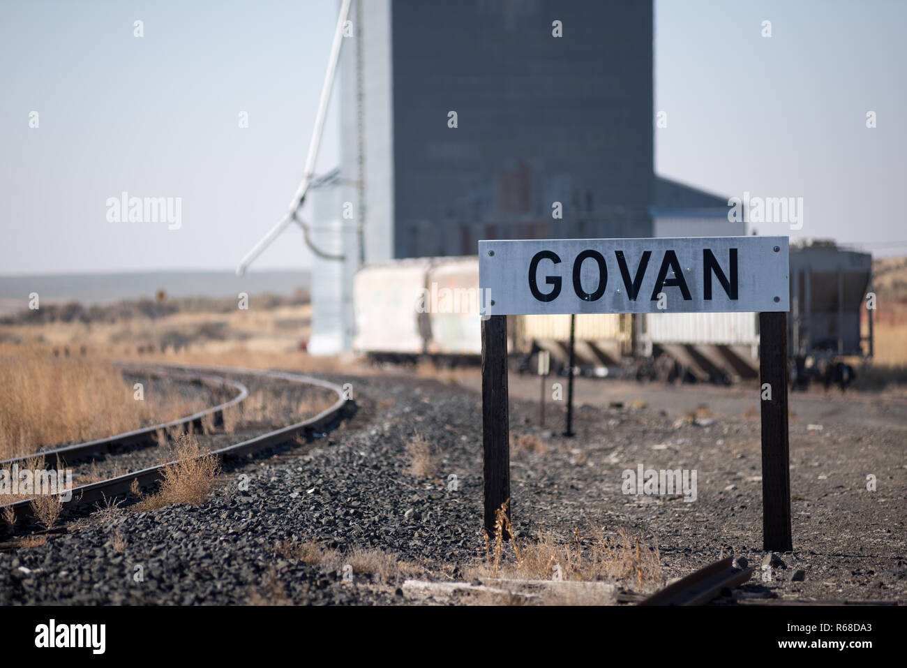 Rail cars on a siding by a grain elevator in Govan, Washington Stock ...