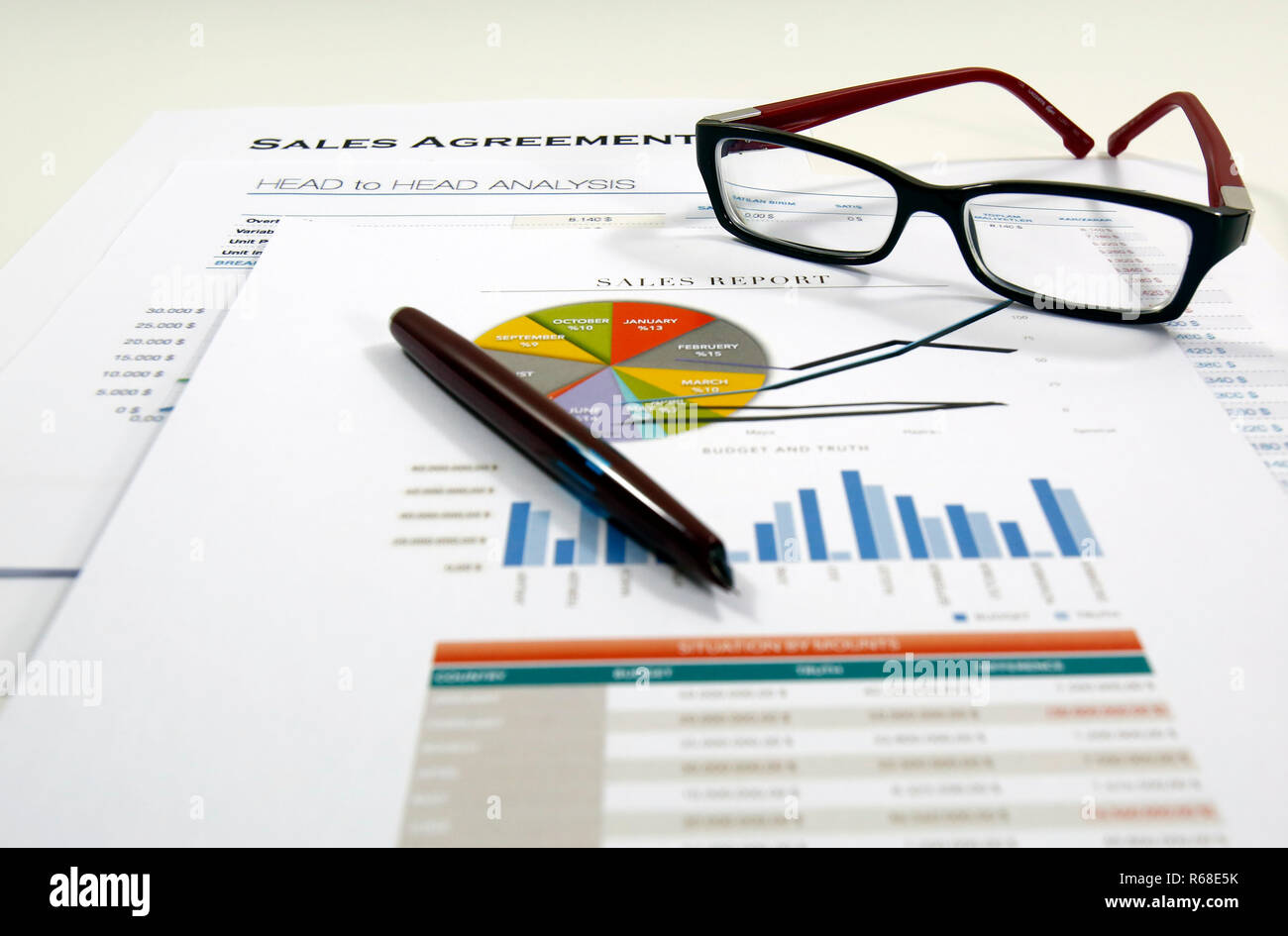 Sales agreement and check list Stock Photo - Alamy
