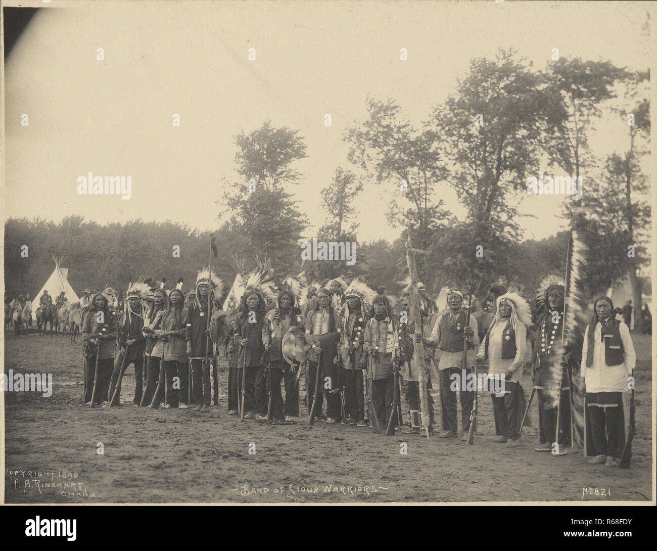 Native american indian woman red hi-res stock photography and images ...