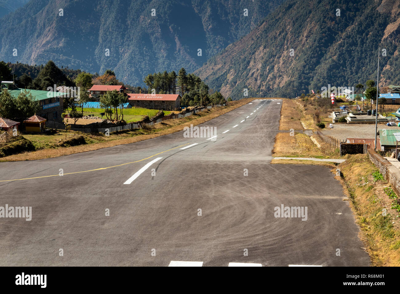 Lukla nepal hi-res stock photography and images - Alamy