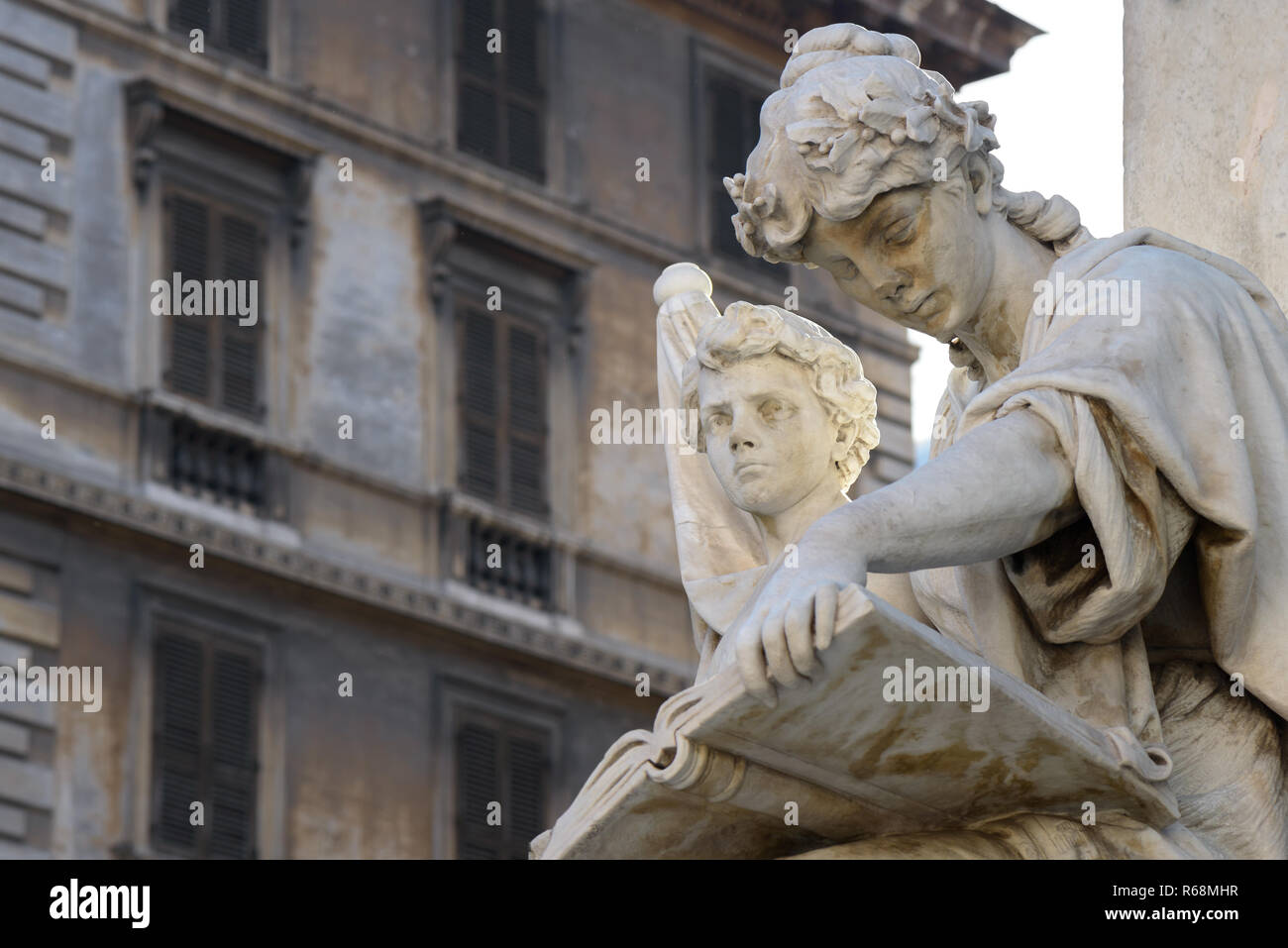 woman reading statue Stock Photo - Alamy