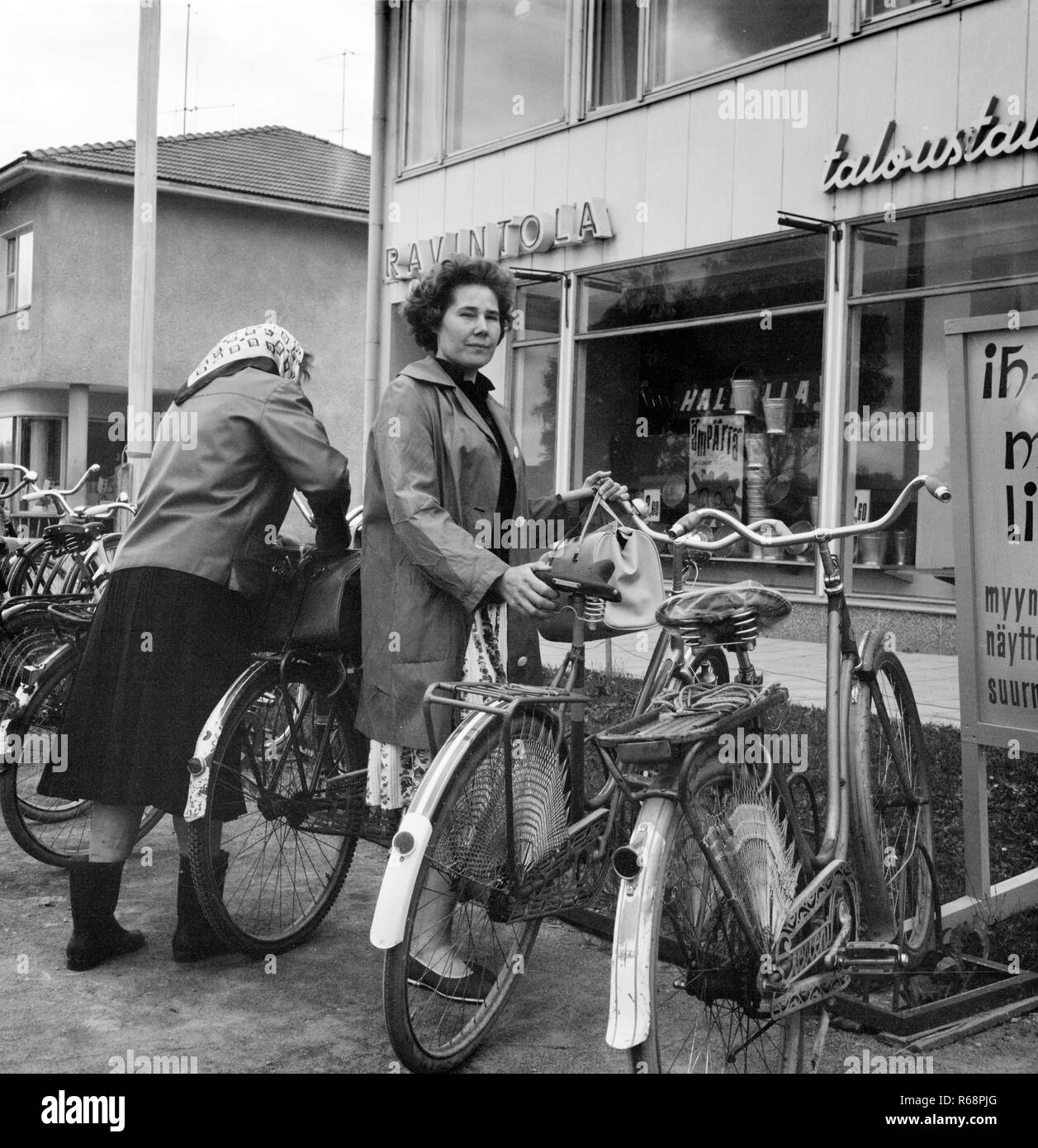 Black women working 1960s hi-res stock photography and images - Alamy