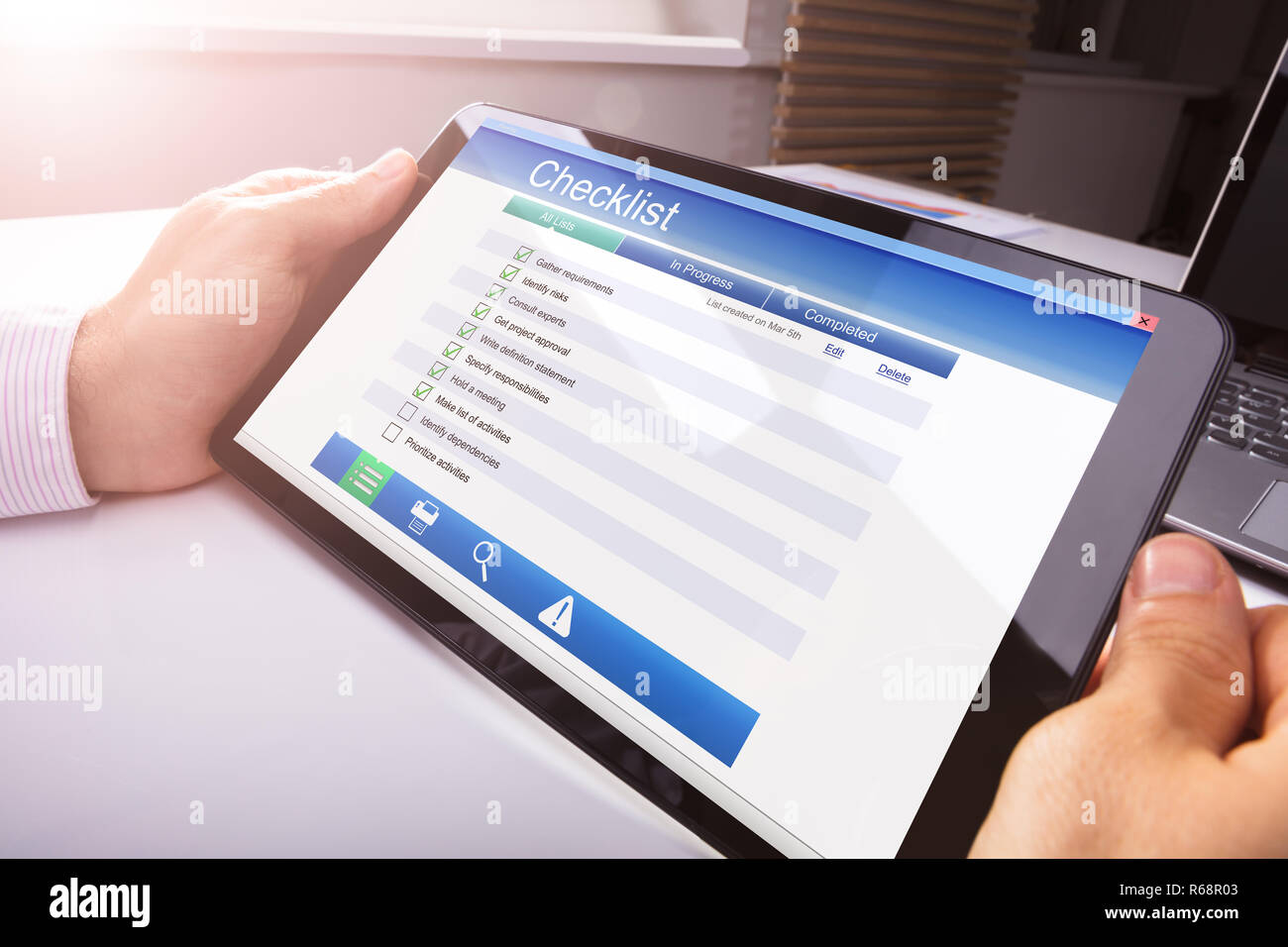 Checklist icon from business hi-res stock photography and images - Alamy