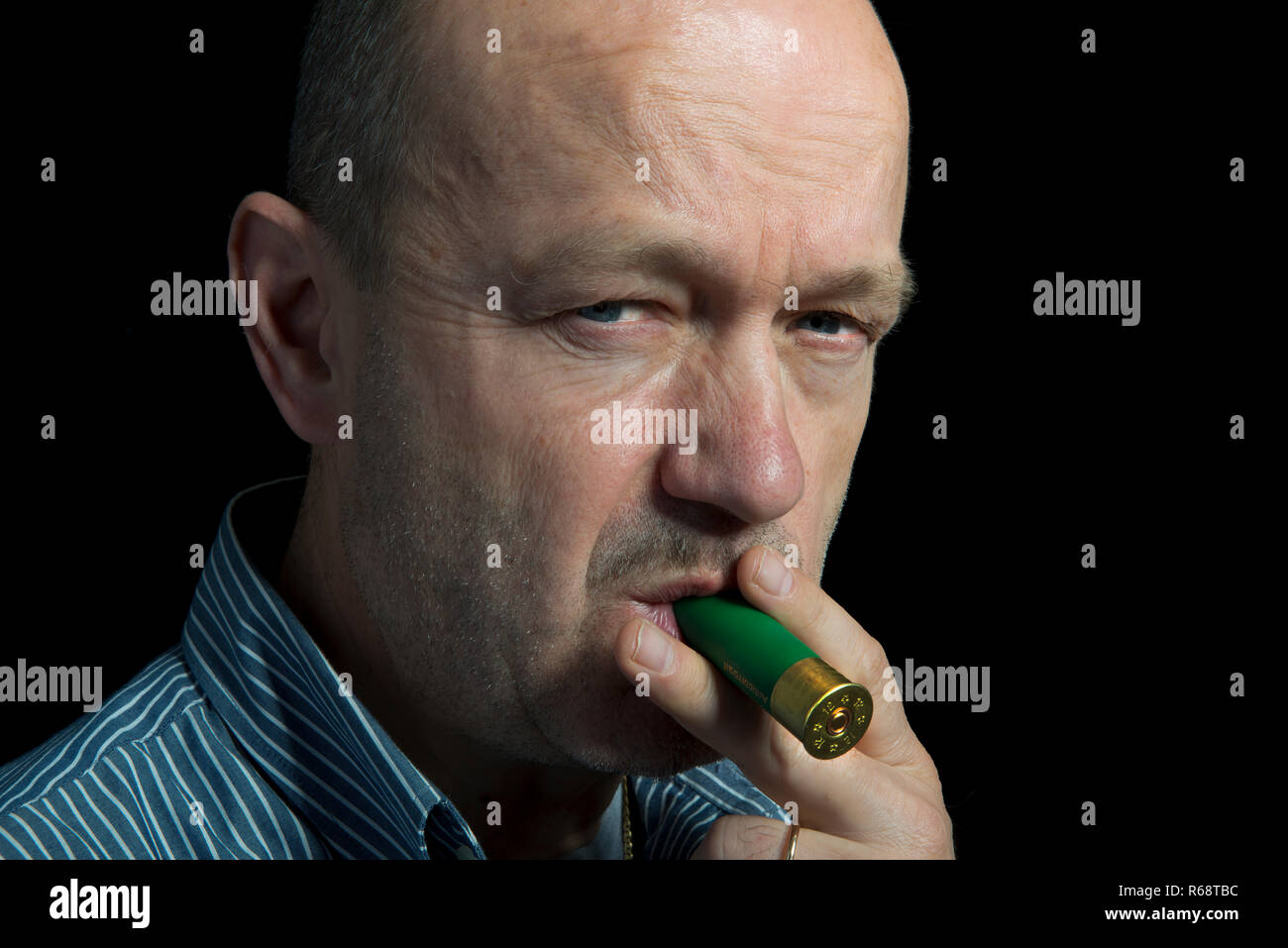 Smoking shell hi-res stock photography and images - Alamy