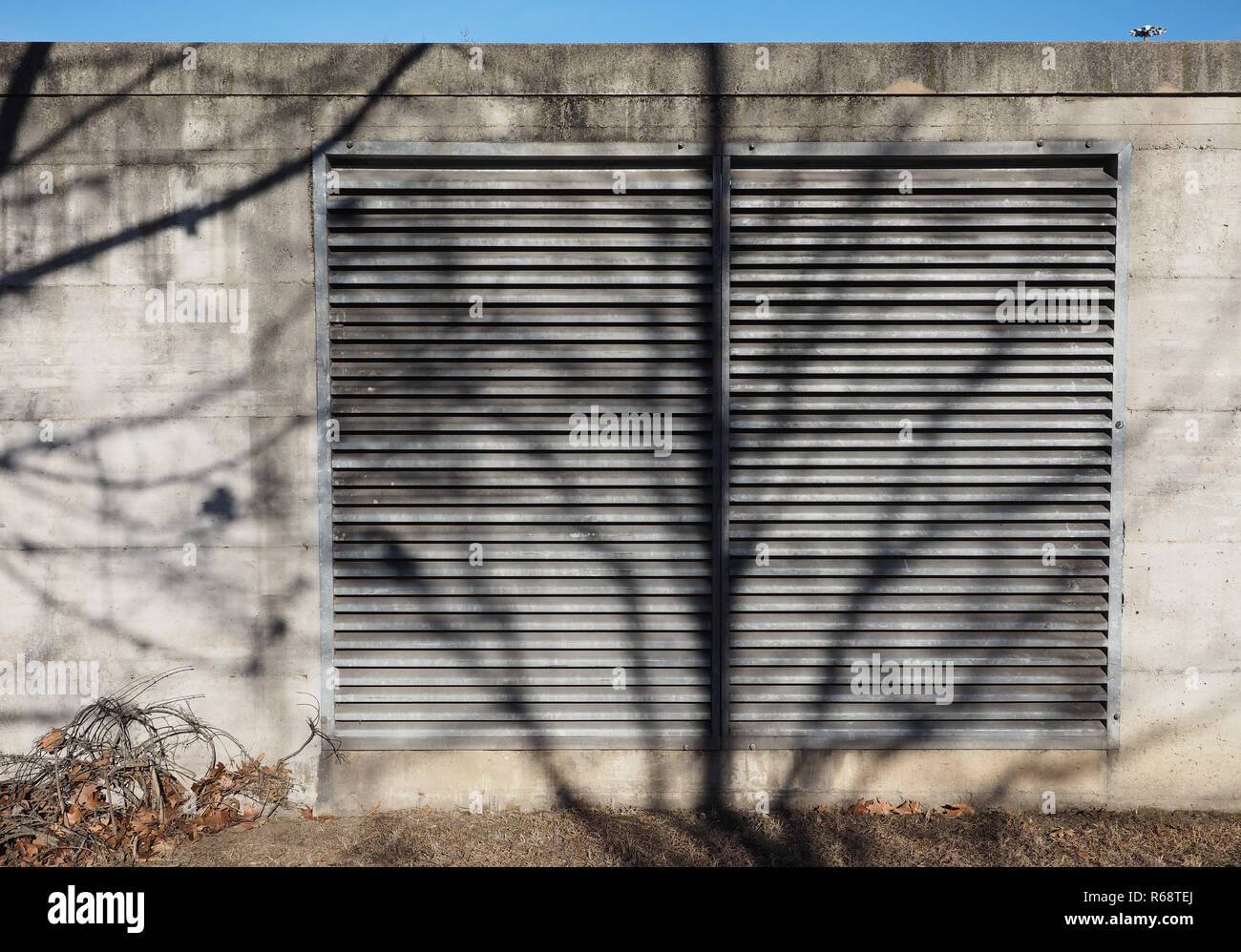 Air vent in concrete wall Stock Photo - Alamy