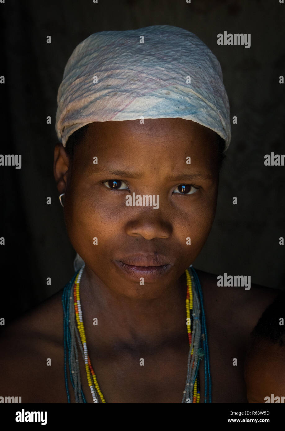 Bushman tribe (San) woman portrait, Huila Province, Chibia, Angola ...