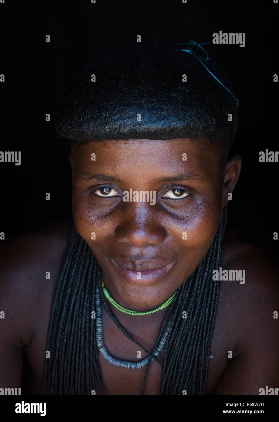 Muhakaona tribe woman, Cunene Province, Oncocua, Angola Stock Photo - Alamy
