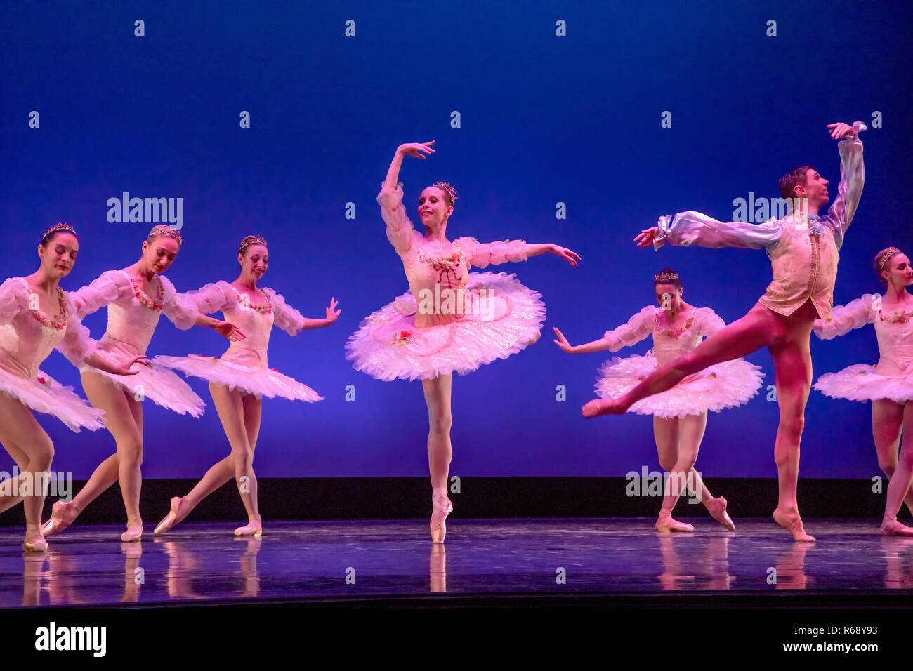 Classical ballet hi-res stock photography and images - Alamy