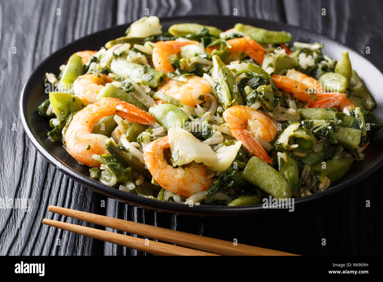 Delicious fried shrimp with spinach, soy sprouts, peas and pak choi ...