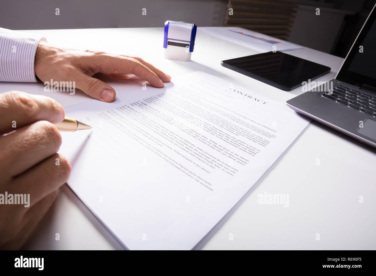Hand's Singing Contract Stock Photo - Alamy