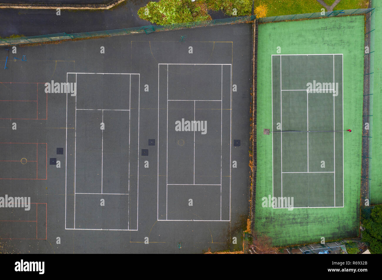 Aerial overhead view of a row of green tennis courts Stock Photo - Alamy