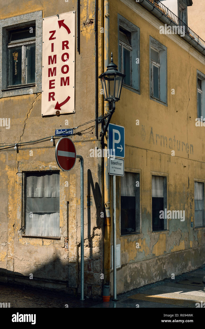 Room rent signs hi-res stock photography and images - Alamy