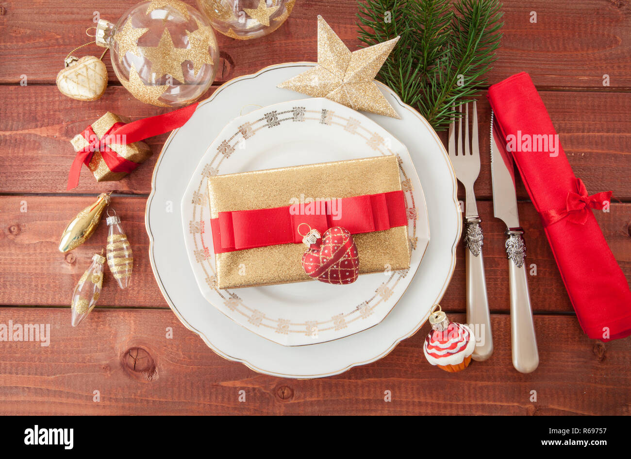 Festive Christmas Table Setting Stock Photo - Alamy