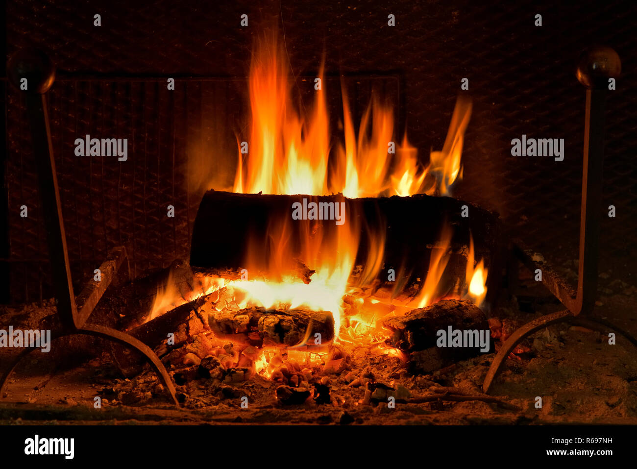 flames and logs burning in fireplace Stock Photo - Alamy