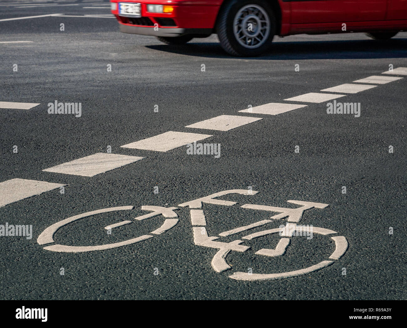 Two way traffic flow hi-res stock photography and images - Alamy