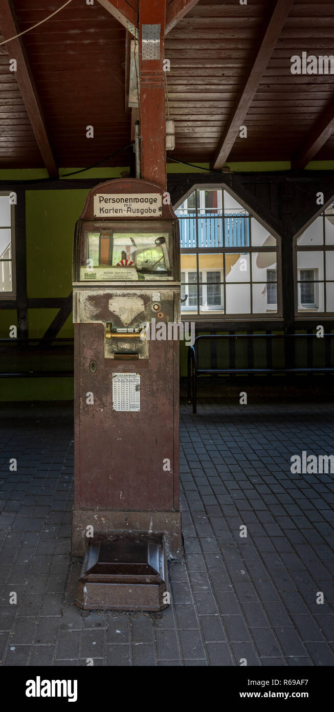 Station platform scales hi-res stock photography and images - Alamy