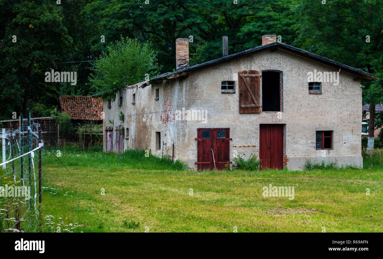 Old Barn On A Manor Stock Photo - Alamy