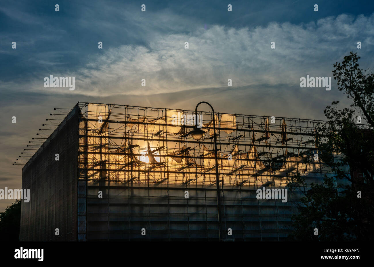 Sunset houses scaffolding hi-res stock photography and images - Alamy