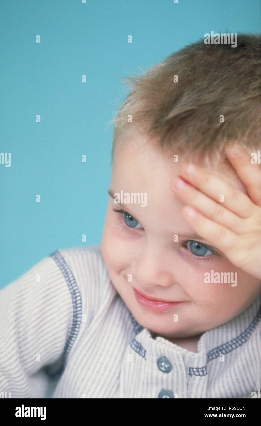 Portrait, Nahaufnahme, blonder Junge mit grossen blauen Augen, 6 Jahre ...
