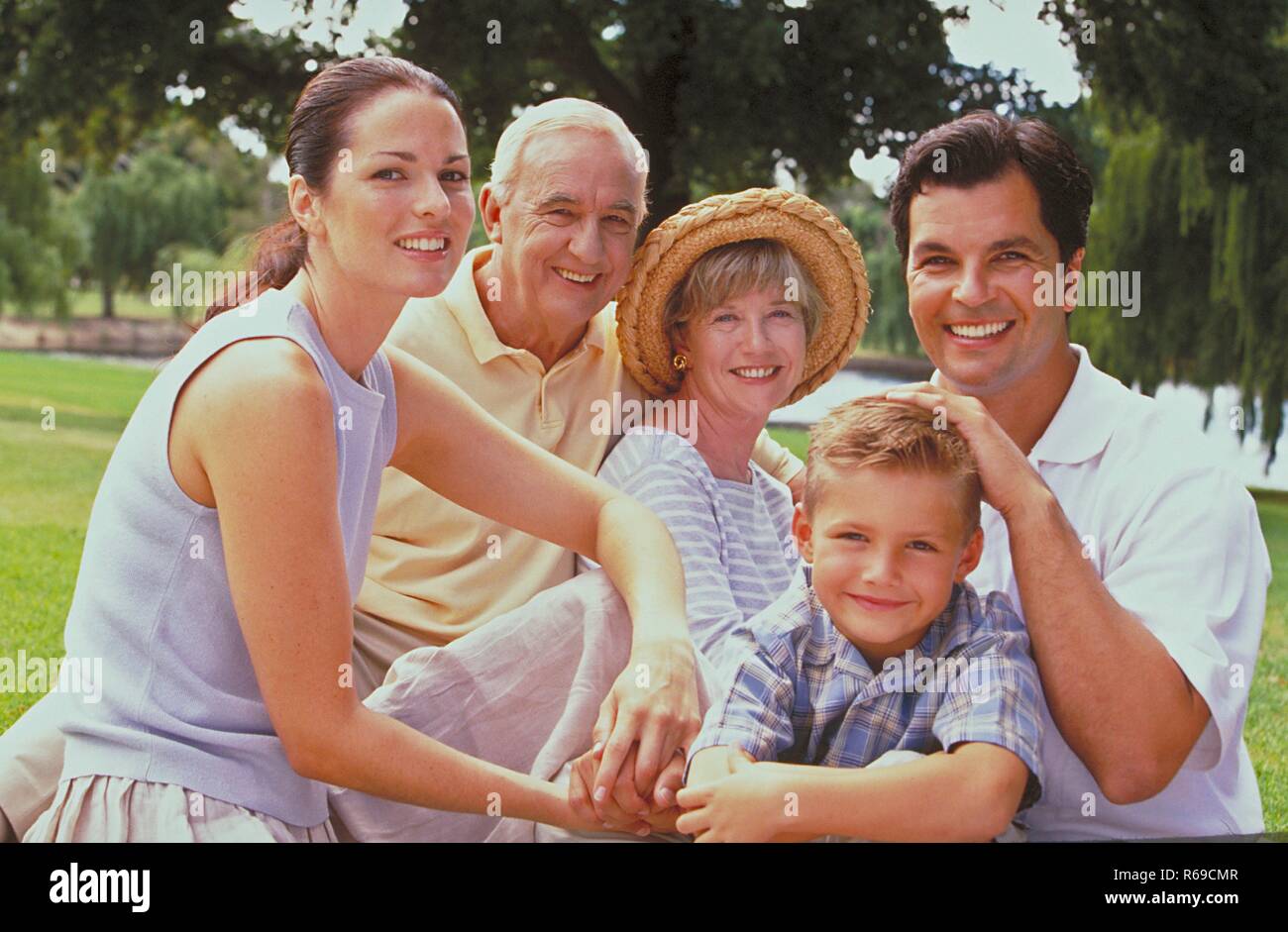Portrait, ein Sommertag im Park, Gruppenbild, 3 Generationen ...