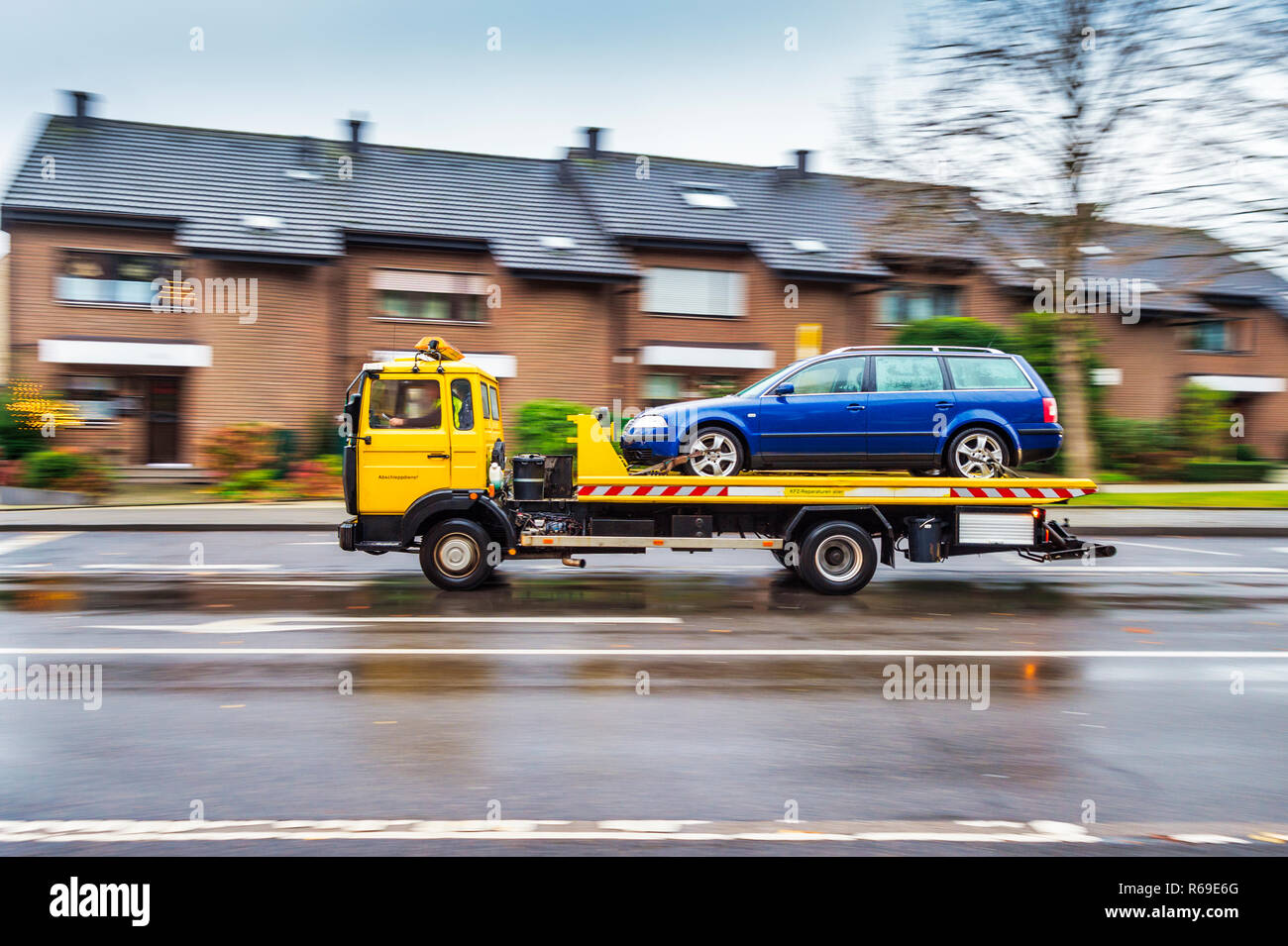 A Tow Truck Transports A Defective Car Stock Photo - Alamy