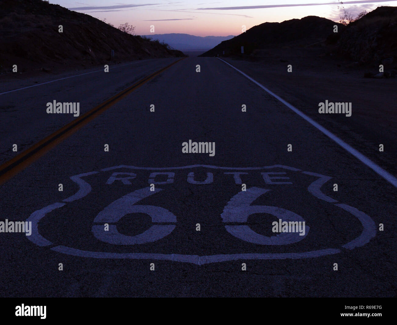 Route 66 road marking route hi-res stock photography and images - Alamy