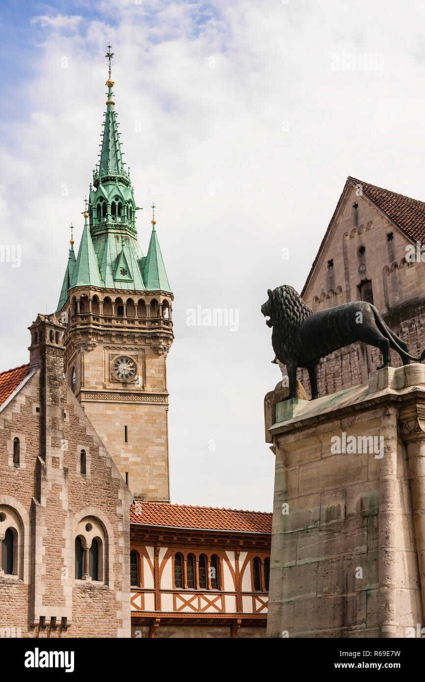 Burgplatz With Lion And Dankwarderode Castle In Brunswick, Germany ...