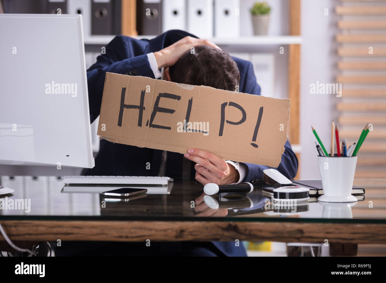 Help desk cardboard hi-res stock photography and images - Alamy
