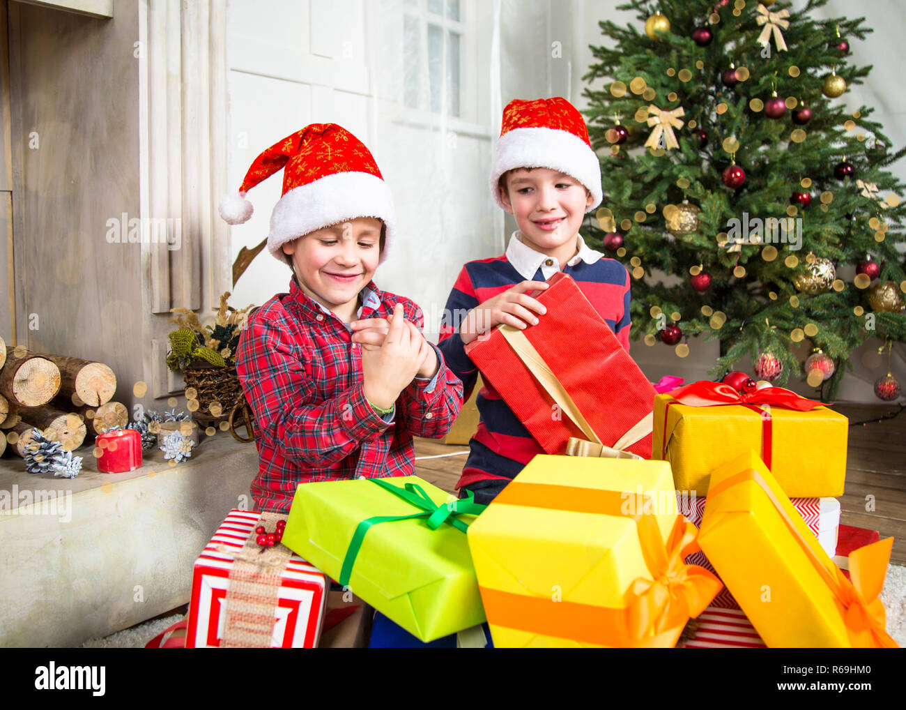 Christmas child with present box Stock Photo - Alamy