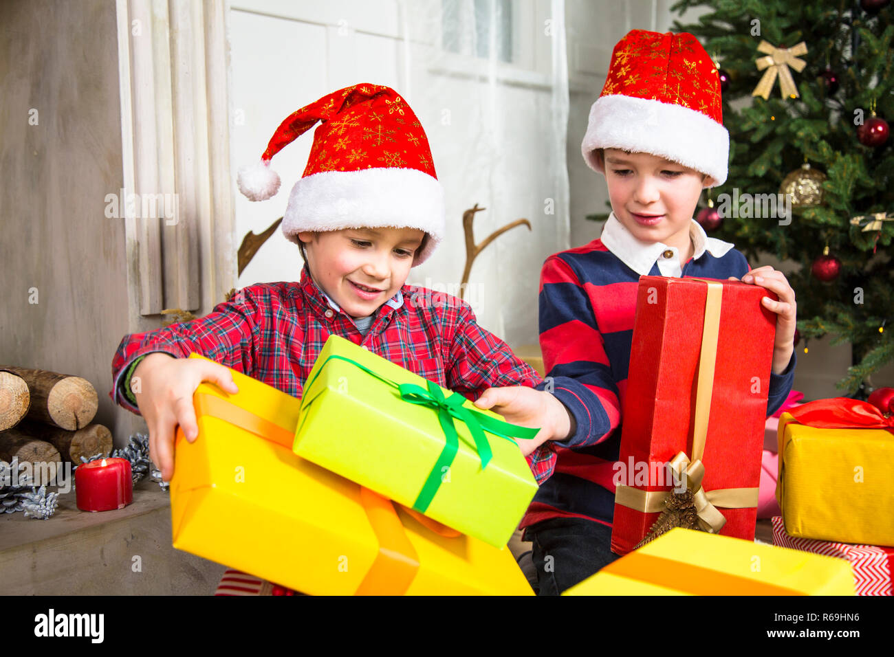 Christmas child with present box Stock Photo - Alamy