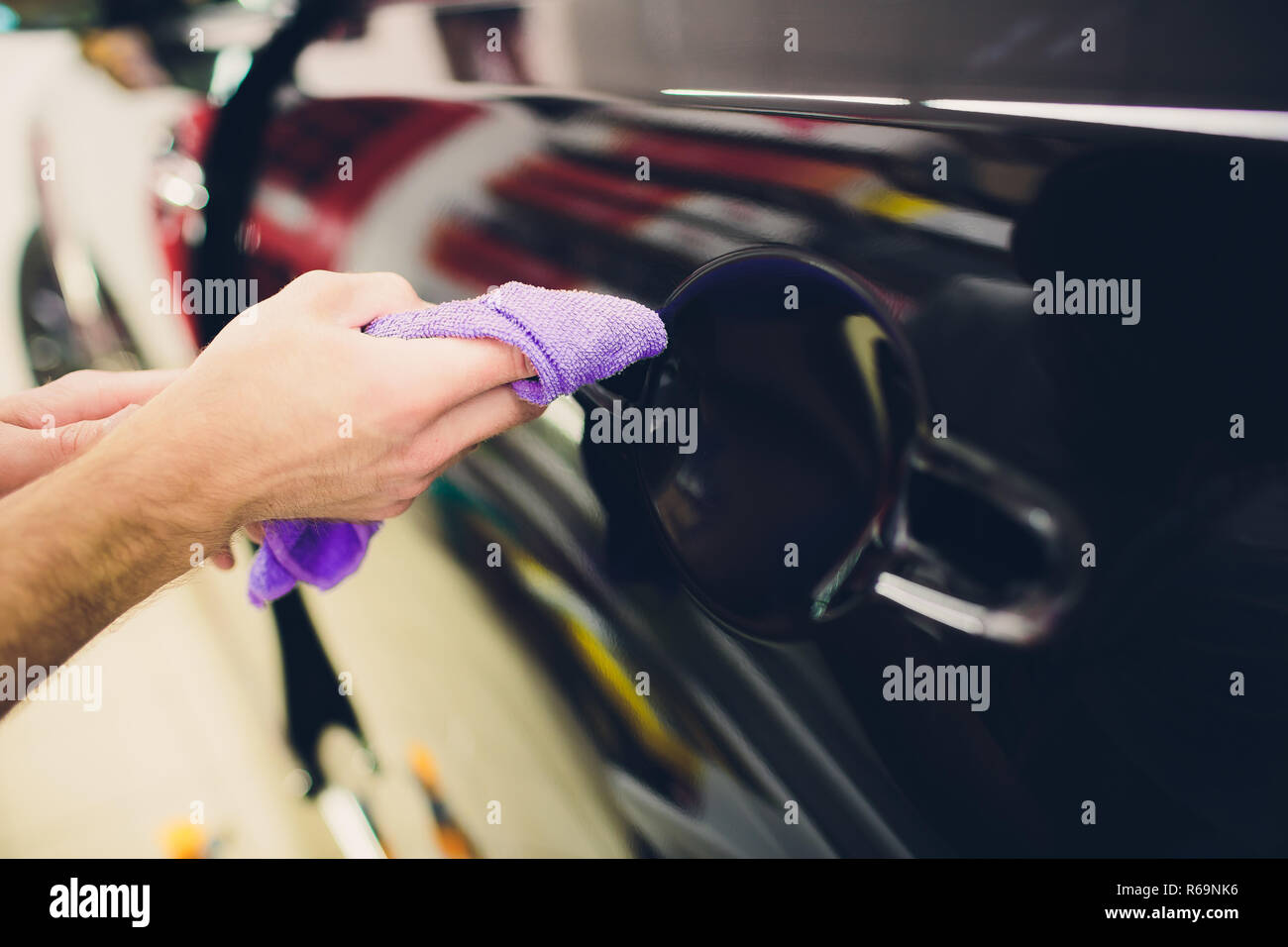 Car wrapper hands installs hi-res stock photography and images - Alamy