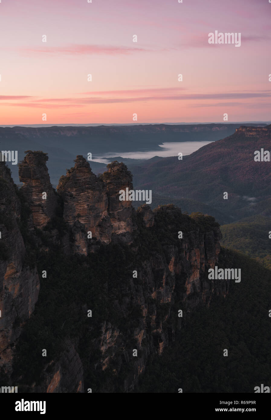 Three sisters katoomba hi-res stock photography and images - Alamy
