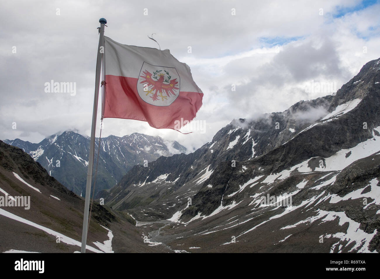 Tiroler fahne in den osterreichischen alpen hi-res stock photography ...