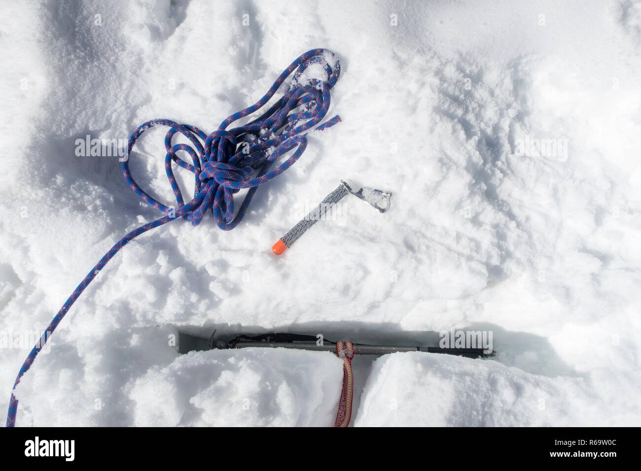 T anker in einem gletscher mit einem eispickel hi-res stock photography ...