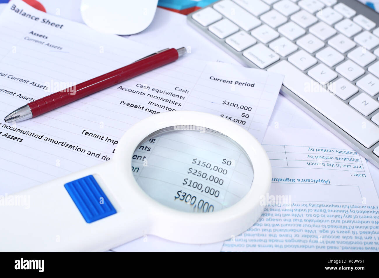 Magnifying glass numbers hi-res stock photography and images - Alamy