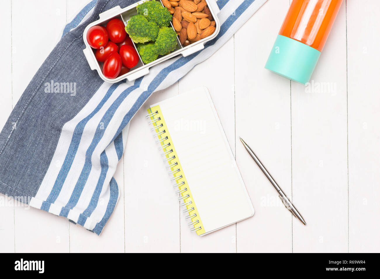 School lunch picnic table hi-res stock photography and images - Alamy