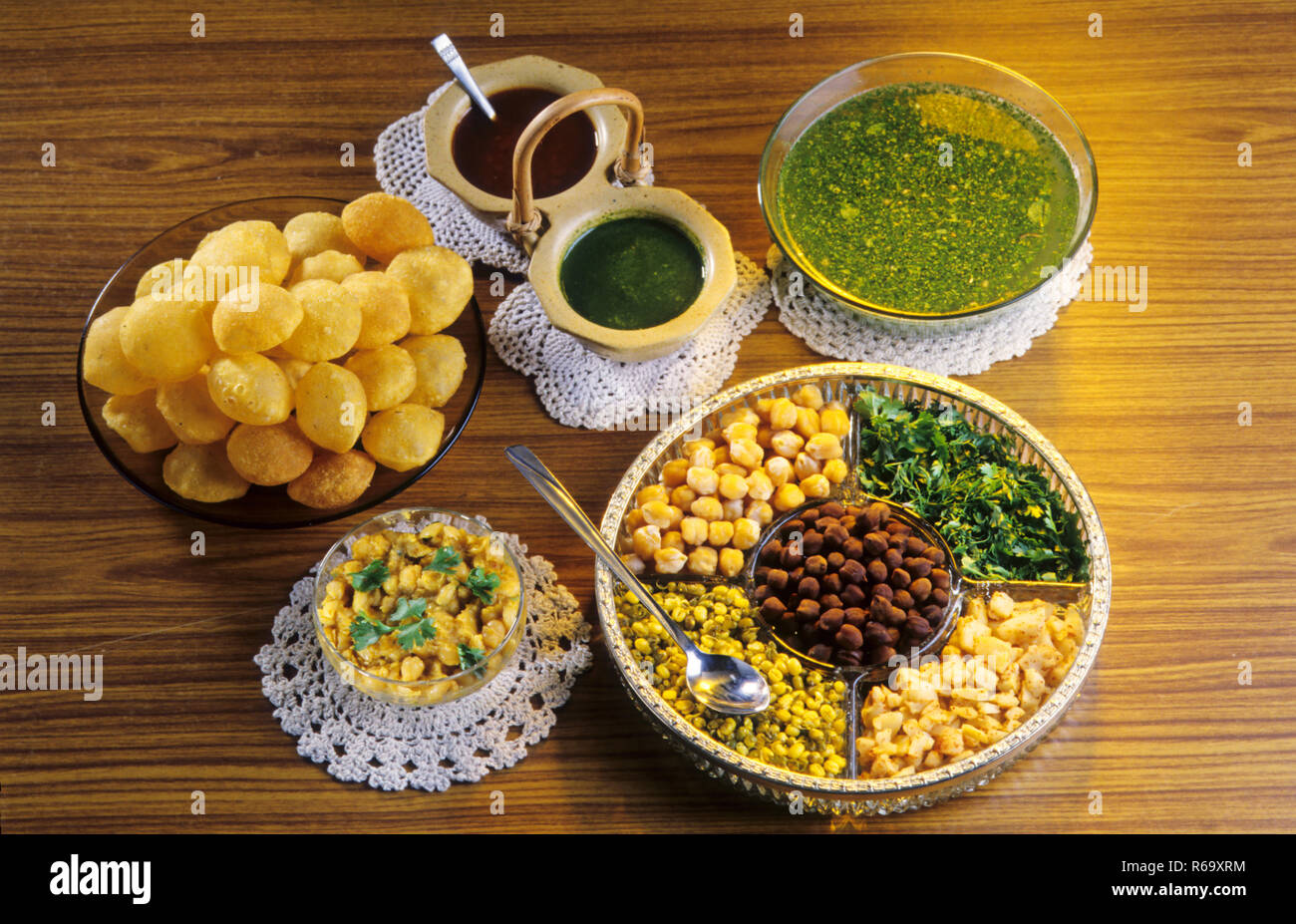 Pani puri gol gappa hi-res stock photography and images - Alamy